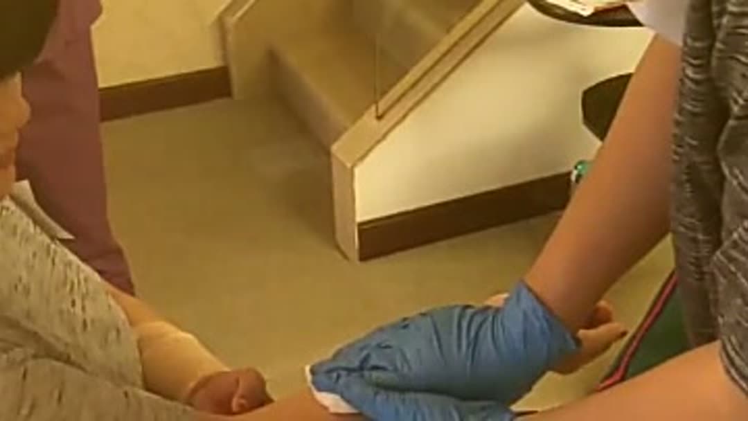 AHA急救培训HS急救课程伤口的处理纱布绷带的使用方法加压止血法...