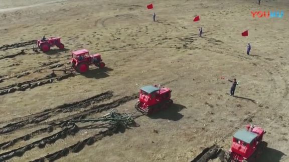 最美的青春:机械造林有条不紊的进行着,塞罕坝出现绿色指日可待