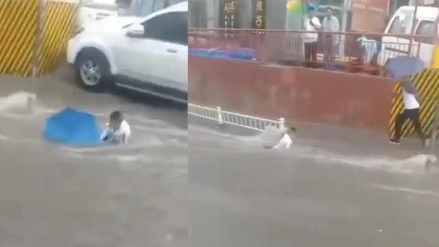 开学日小学生被水冲走,路人奔去救