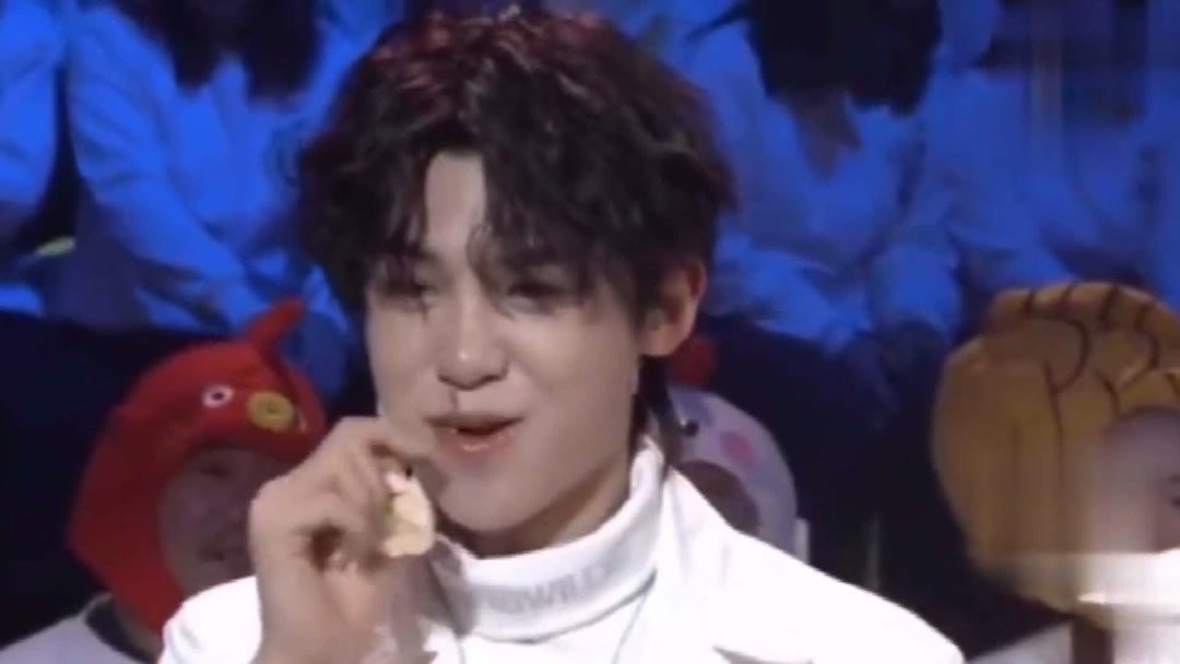 黄明昊活动现场吃面 辣到流鼻血