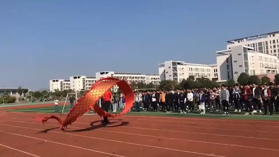 汽车系学生趣味运动会,“巨人”好厉害。舞龙表演ߑ�ߑ�#龙