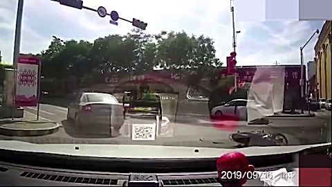 交通事故合集: 电动三轮转向侧翻, 撞上了视频车