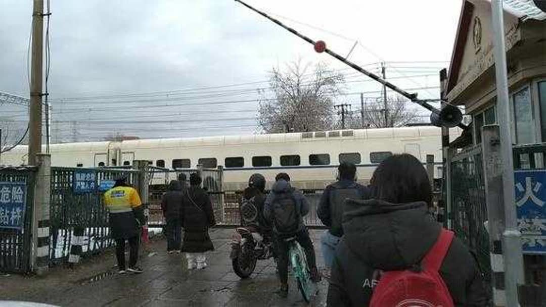 下雪后的清晨,北京到沈阳南CRH5A和谐动车组过匝道口