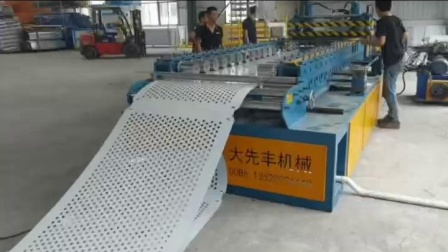 全自动冲孔防风围挡板加工生产线设备.C型钢成型机 mp4