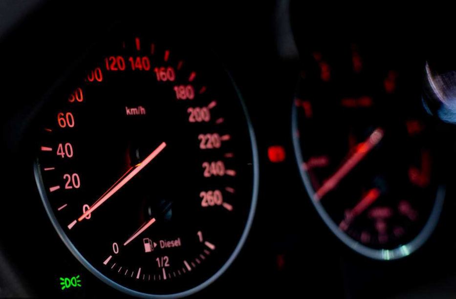 汽车转速表还有这3大功能,很多司机根本没在意,白白浪费配置!