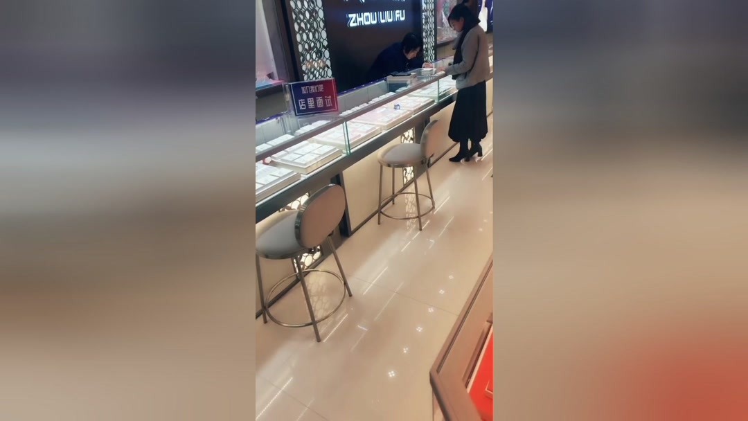 陪小姨子逛超市,来周六福已经带上个项链,戒指,肚子疼,要不要先跑了!