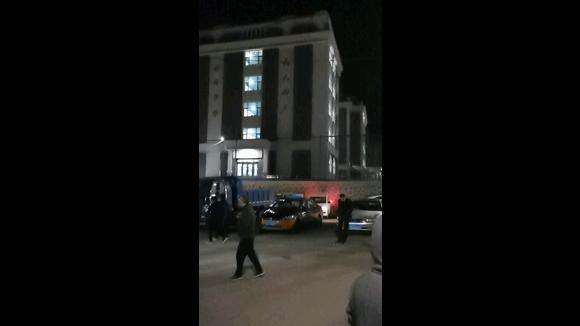 通化一中门口修燃气管道,接孩子的家长尽量不要开车上山。