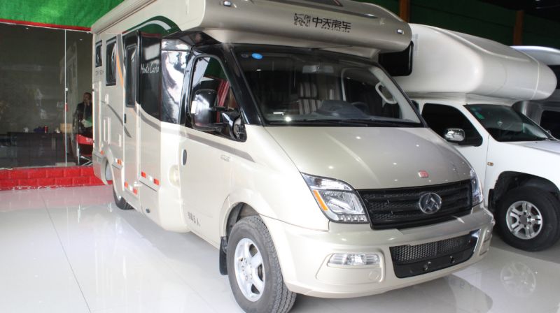 浅香槟色的车身,就差一个美女了,实拍二手中天大通B型房车