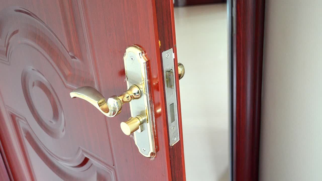 白天时,卧室门是关着好还是开着好?不是迷信,早些提示家人