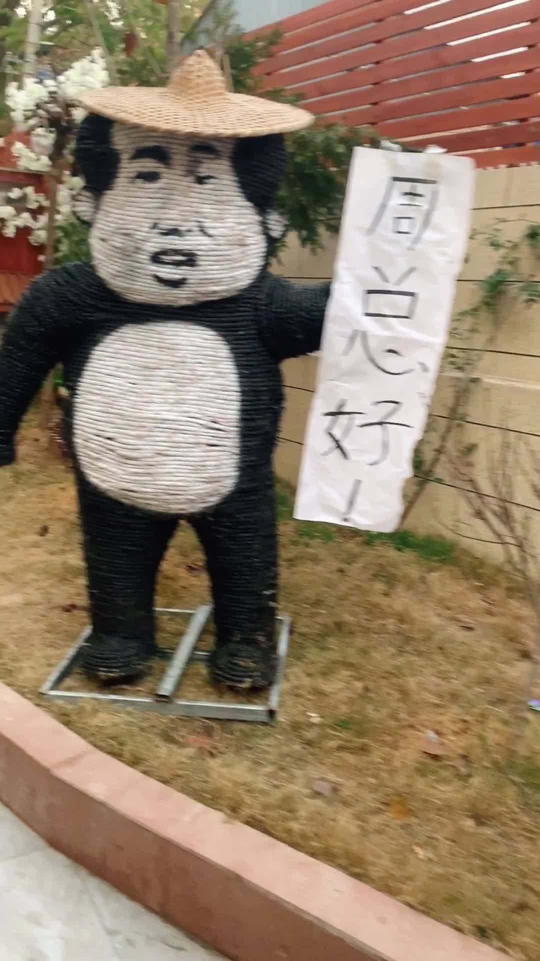 等了一个月,终于弄好了,对了我发现了稻草人的其他用途!你们说这个狗窝还缺啥?