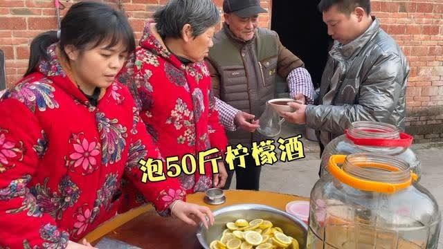 幺妹儿切柠檬来泡酒,泡了50斤,二娃担心过年不够喝!