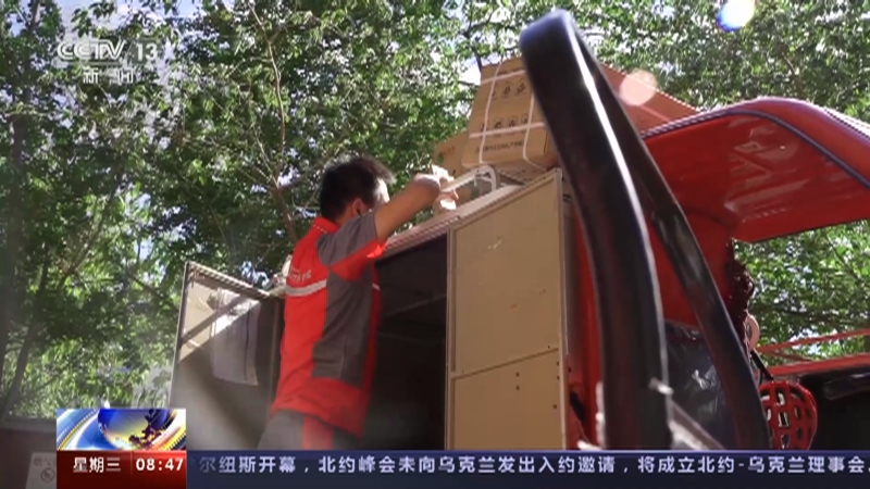 [朝闻天下]高温下的坚守 北京 快递外卖小哥顶着烈日穿梭在大街小巷