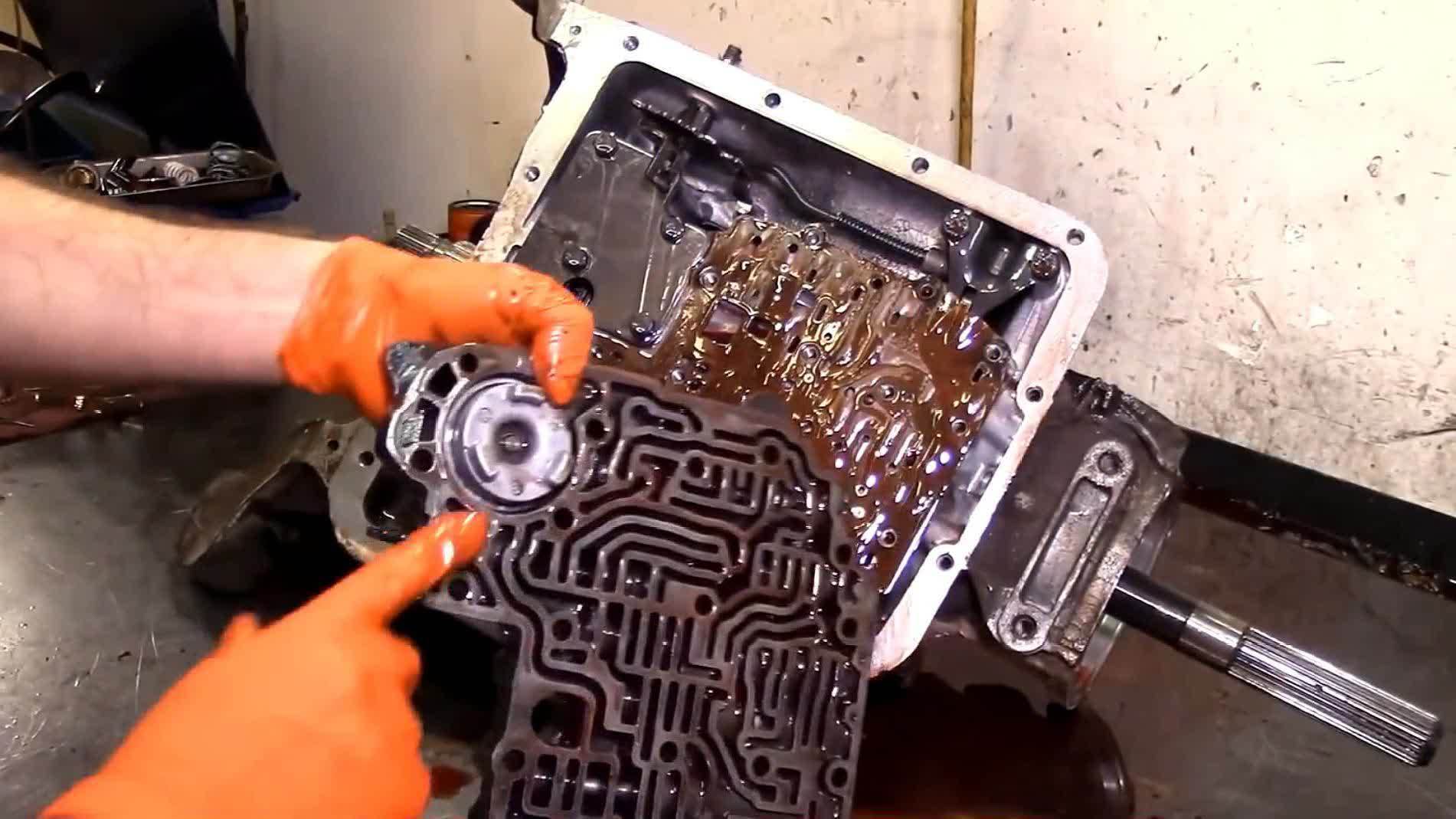 师傅修理变速器,拆开后零件确实复杂,懂行的一目了然