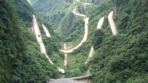 张家界天门山天路99道弯,被称世界最险公路,老司机也会腿软