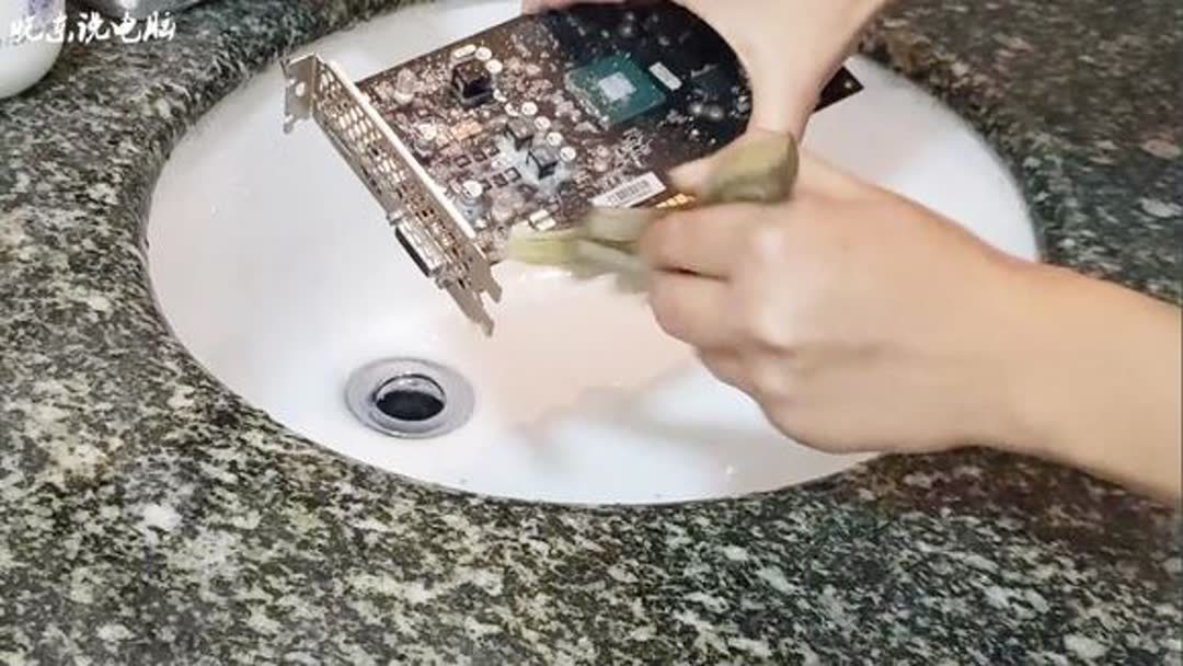 台式机电脑显卡用水冲洗,加点洗粉,吹风机吹干开机的瞬间我笑了