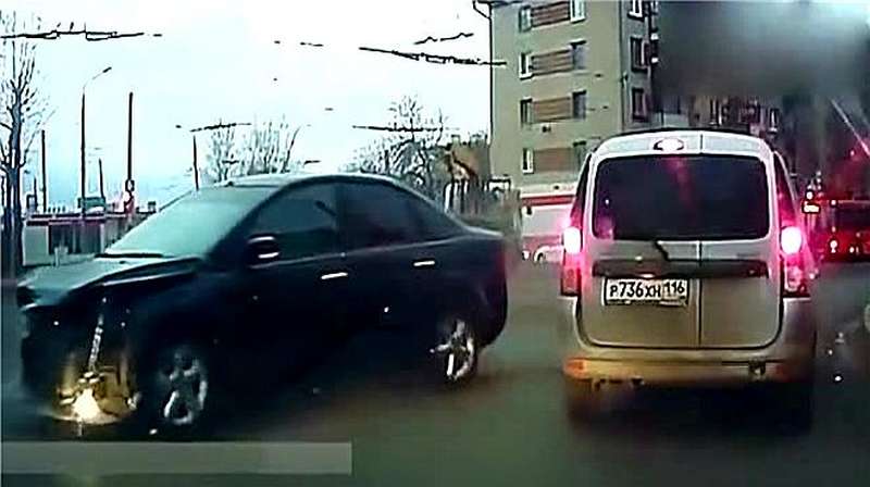 行车记录仪记录下惨烈车祸,出行请注意行车安全