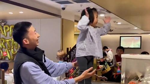 人类幼崽的迷惑行为,海底捞遇见过生日的成功化身气氛组,又蹦又跳!