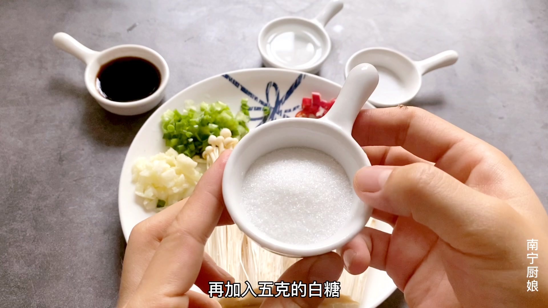 夏天这样做凉拌金针菇,香辣脆爽,吃起来比大鱼大肉还过瘾