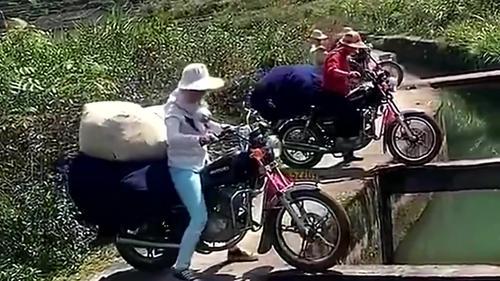 属实厉害,这样的单边桥,她们骑着摩托毫不犹豫就能过去