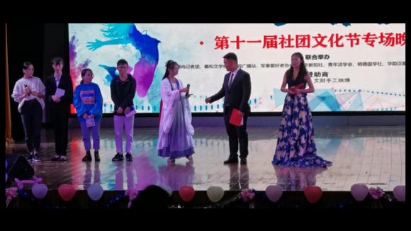 大学晚会:穿汉服的漂亮小姐姐作为幸运观众表演才艺,开口跪了