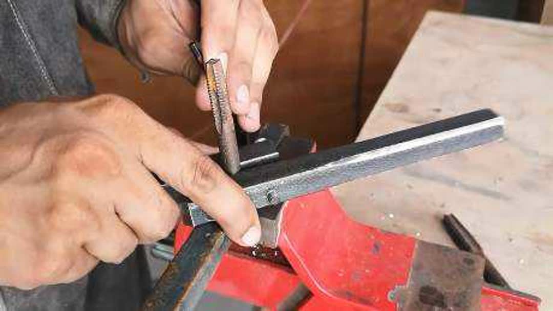 丝锥进行攻丝,没有加力杆可就费劲了,今天做一个试试