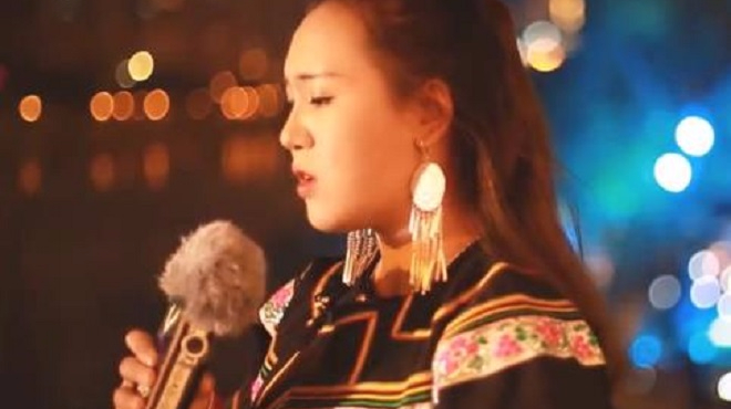 彝族美女深情演唱《不要怕》,十分动人!