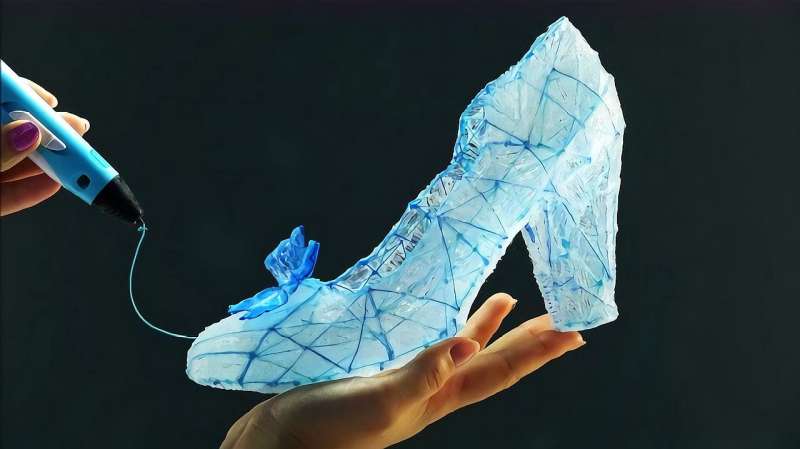 牛人用3D打印笔绘画,大手一挥,一双“水晶鞋”就画好!好神奇