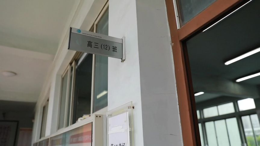 昨天孩子们拍了毕业照,我为他们拍下这一段视频,并且告诉他们