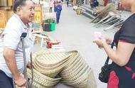 农村小伙帮助残疾的表哥拉撮箕上街卖,两个月做了36个,共612元