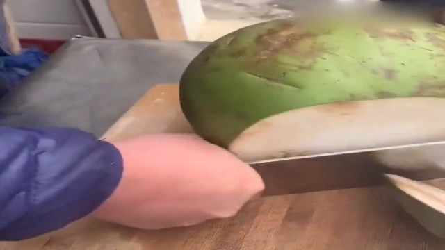 表弟新买的菜刀,一刀一刀切下去,看得我都想买一把了