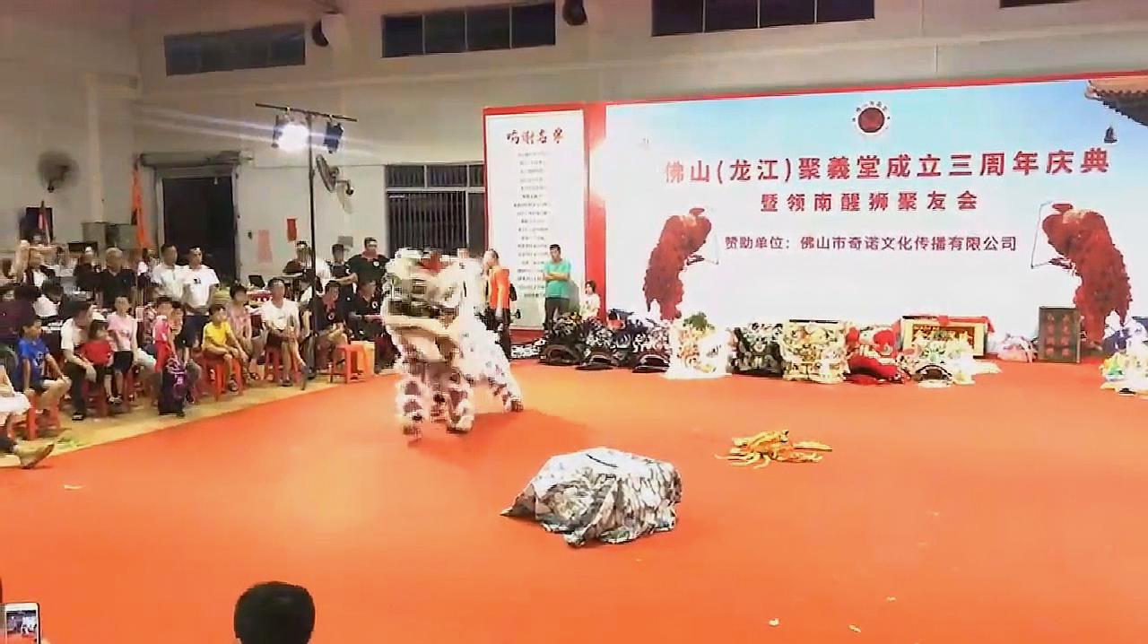 超帅气舞狮表演,一头活灵活现的“小狮子”,赚足了观众的眼球