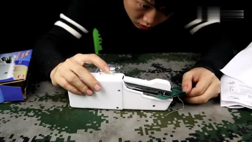 拆箱测评迷你袖珍缝纫机,用着这缝纫机,拆箱明秒变家庭妇女