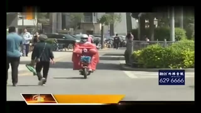 太原交警街头执勤,宣传"一盔一带"重要性,提高市民安全意识