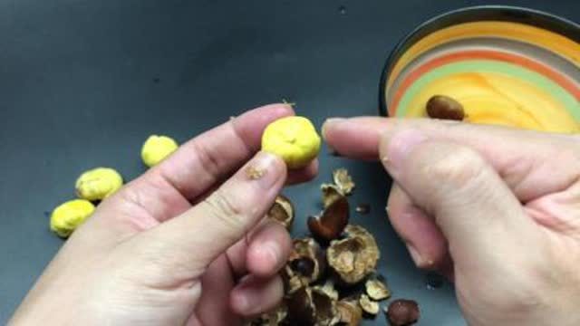板栗去壳还再用蛮力吗?太落后了,教你一招,一分钟可以剥一大盘