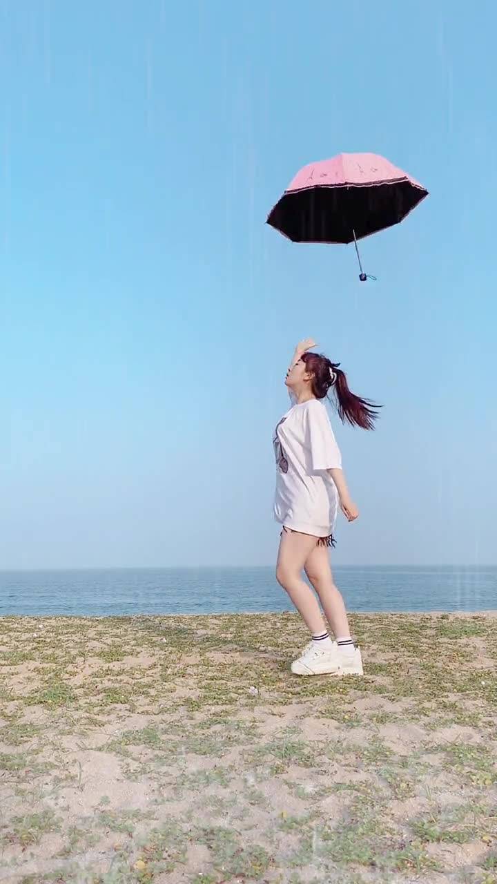 自己给自己撑雨伞原来是这样拍摄、制作的