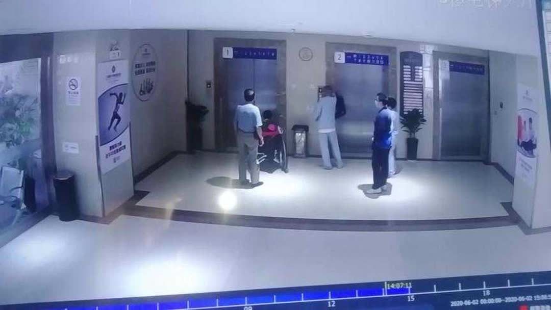 乘坐电梯时一定要安全文明,以免发生意外安全事故