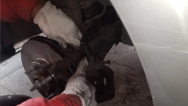 汽车刹车盘和刹车片更换过程真的很简单,动手强的朋友可以自己来