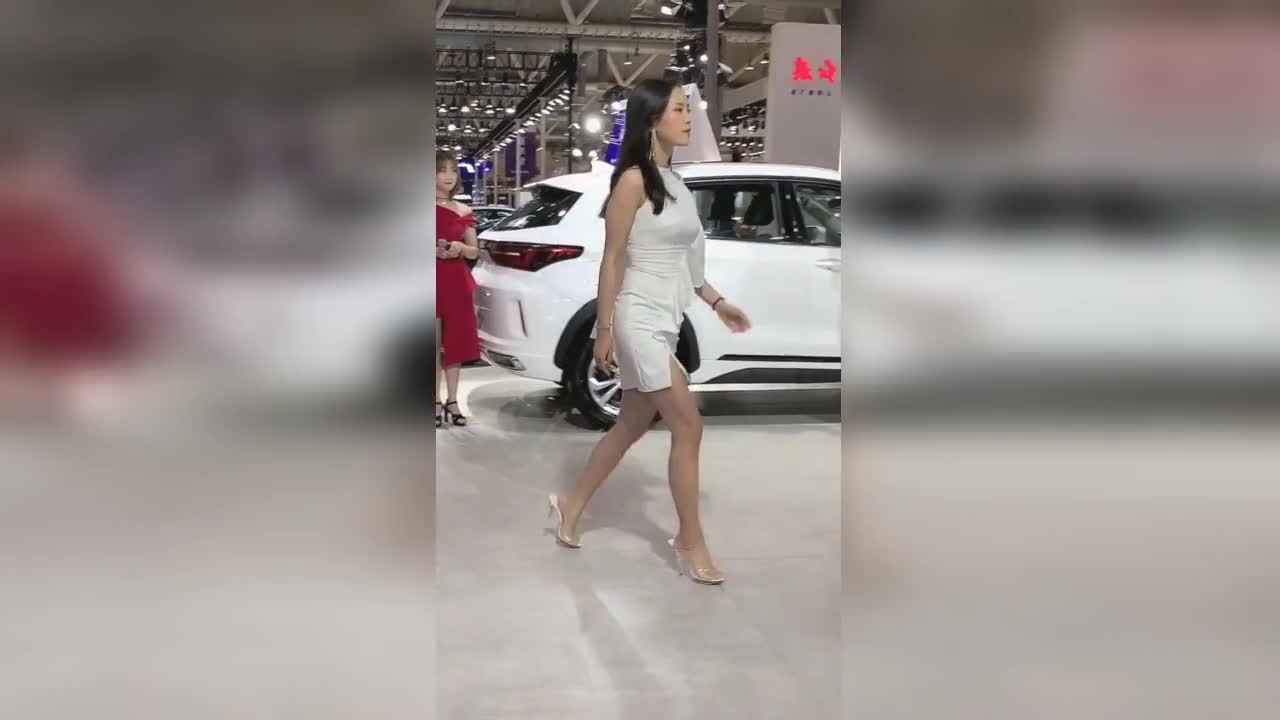 这车模走路的姿态与众不同,一点也不像模特