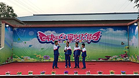 淮南黄冈实验学校2016届七(2)班庆六一表演-小品《我的未来不是梦》