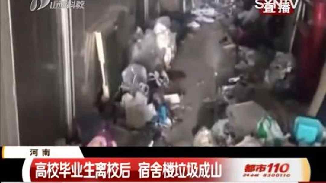 大学生毕业生离校后,宿舍楼垃圾成山,清洁工苦不堪言