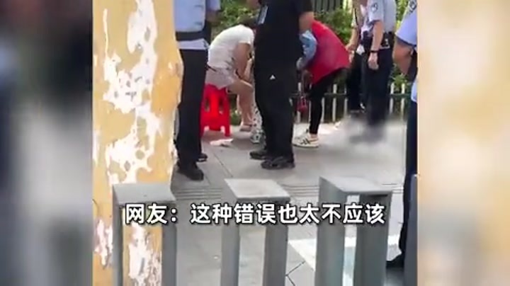 男生中考数学忘涂机读卡,考场外妈妈崩溃大哭:你怎么能忘呢
