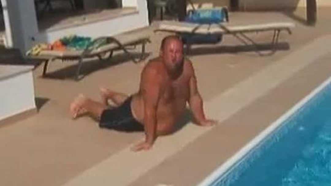 超雷人!男子学海狮爬入游泳池