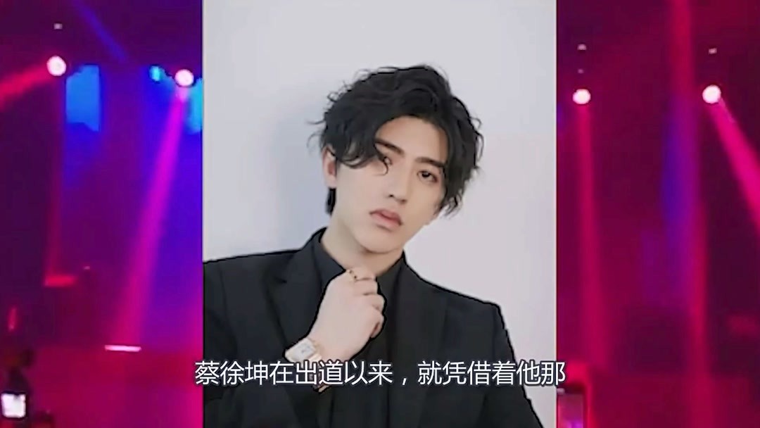 蔡徐坤身穿二维码鞋高调出街,粉丝:想扫一扫他的微信