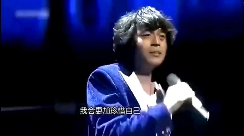 小伙模仿几十个歌手的声音唱一首歌,引现场观众阵阵惊呼!