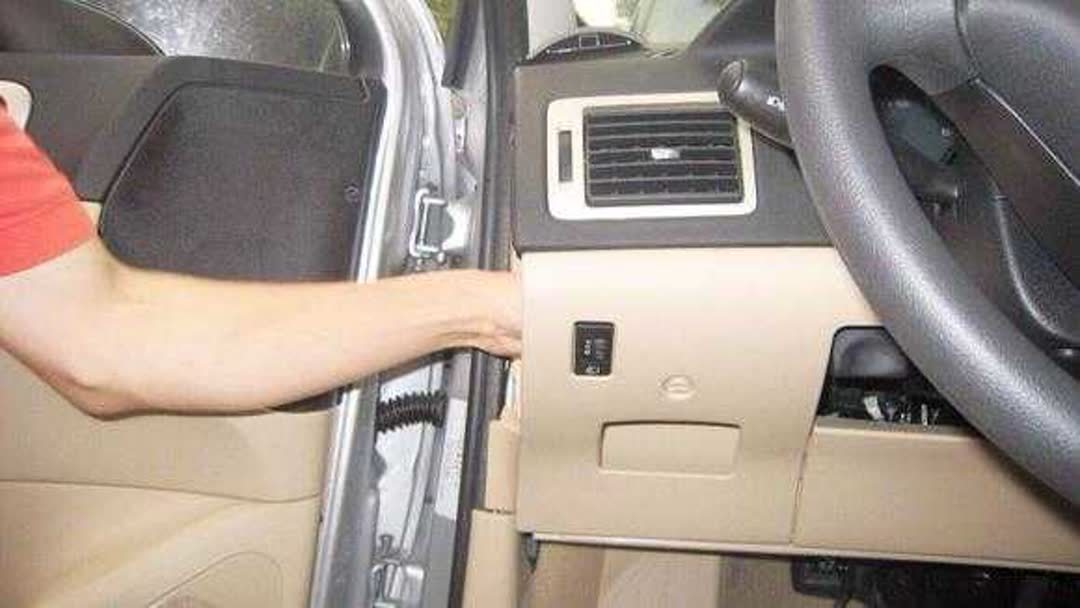 车买回来发现被加定位器,拆了3个还没拆完,车商为什么这样做!