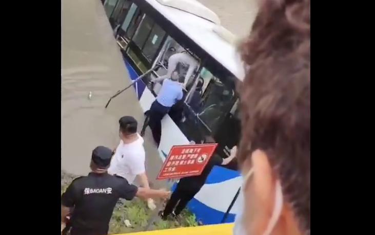 上海坠河公交司机昏迷前让乘客下车#上海一公交车失控坠入河中 警方...