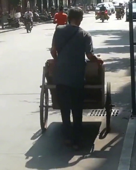 【心疼!大爷患上怪病“舞蹈症”,上街卖水果日赚30元】福建泉州,年已...