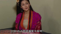 美女看到跟自己长得一模一样的女人出现,被吓傻了!