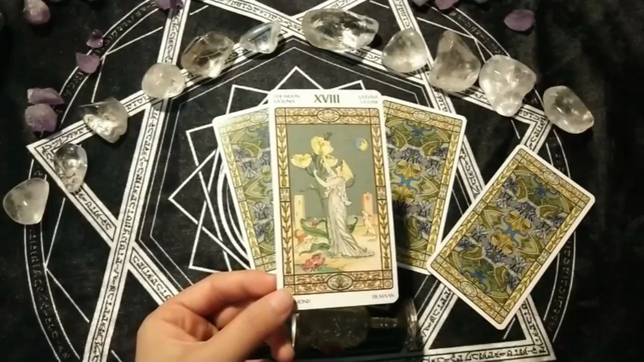 塔罗牌占卜:默念一个人名字,看ta的心里还想着你吗?准入人心!