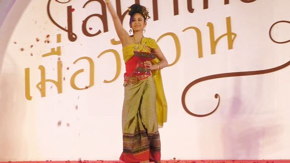 传统泰国舞蹈ฟ้อนขันดอก